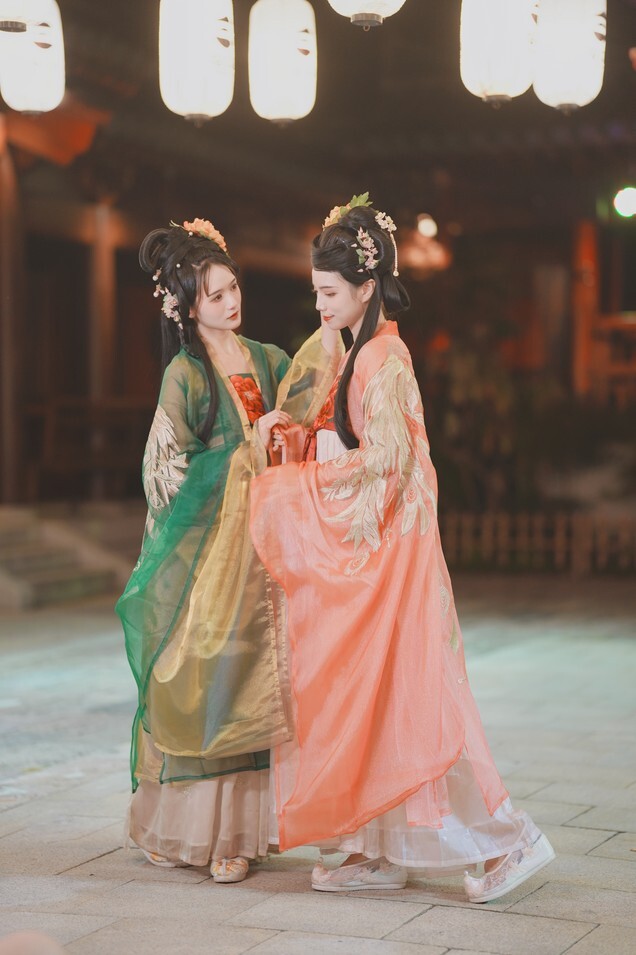 兔子Zzz不吃胡萝卜 – 夜游灯会 [33P-400MB] – 鹿奈次元