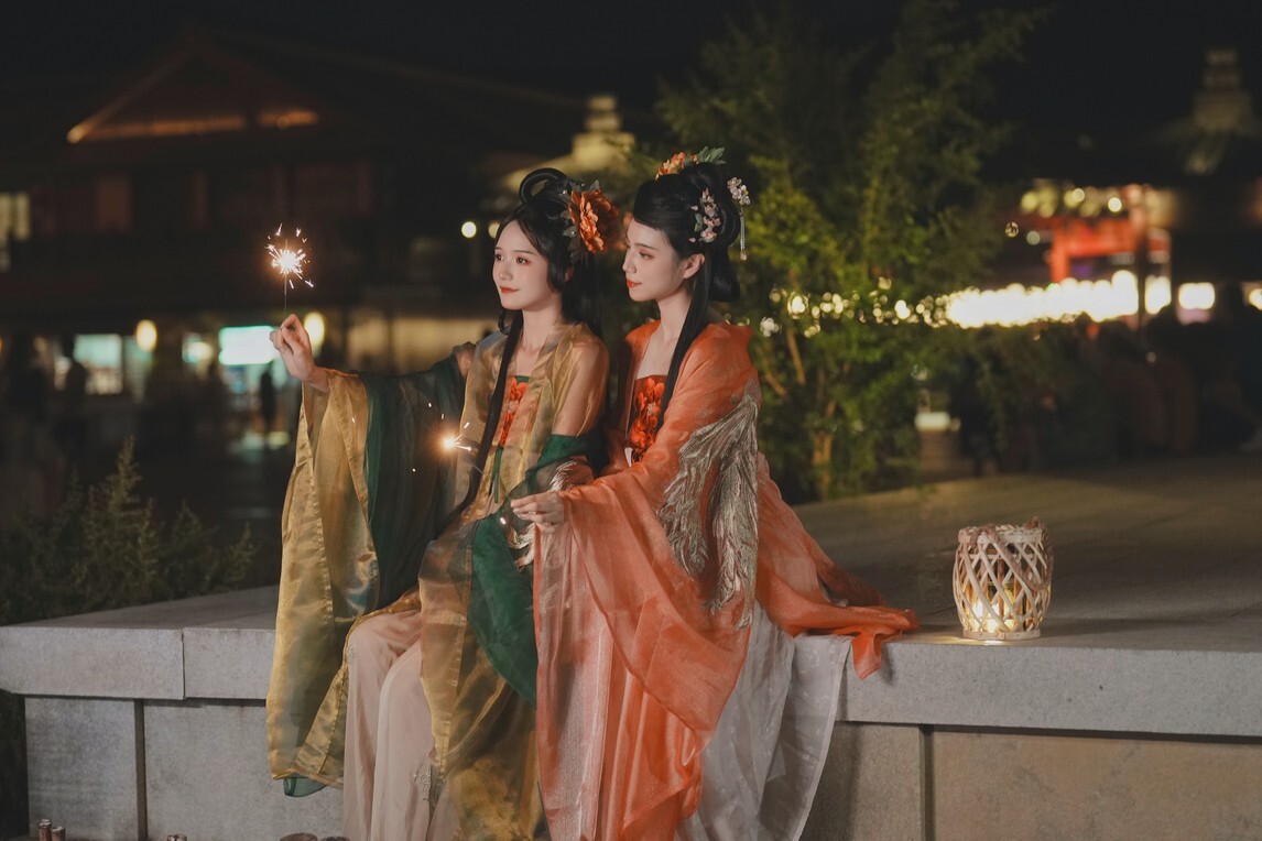 兔子Zzz不吃胡萝卜 – 夜游灯会 [33P-400MB] – 鹿奈次元